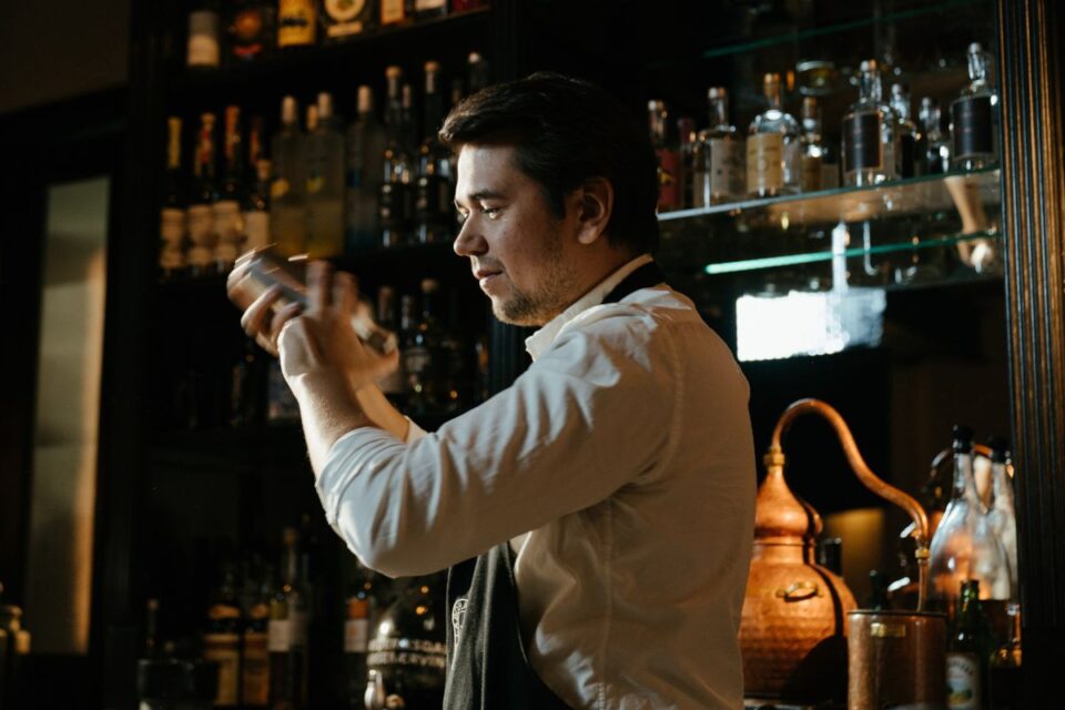 How Much Do Bartenders Make? How Much Are Tips? - CheddarDen