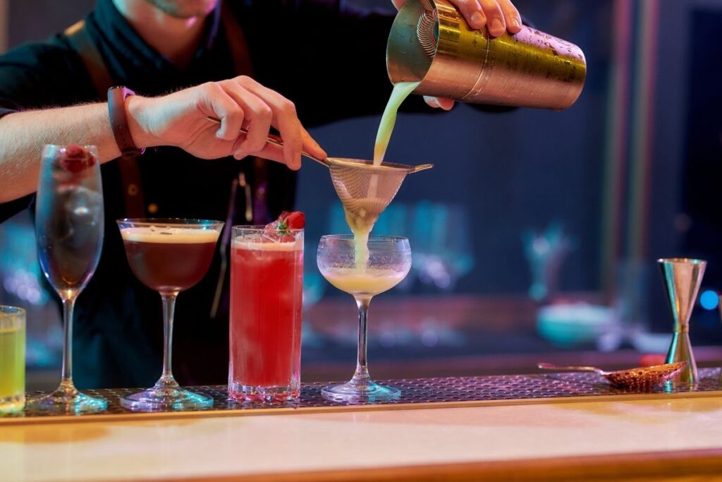 What Skills Do Bartenders Need? - CheddarDen
